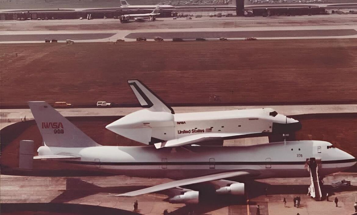 An incredibly rare photograph captures American and European aerospace brilliance, with Concorde ...